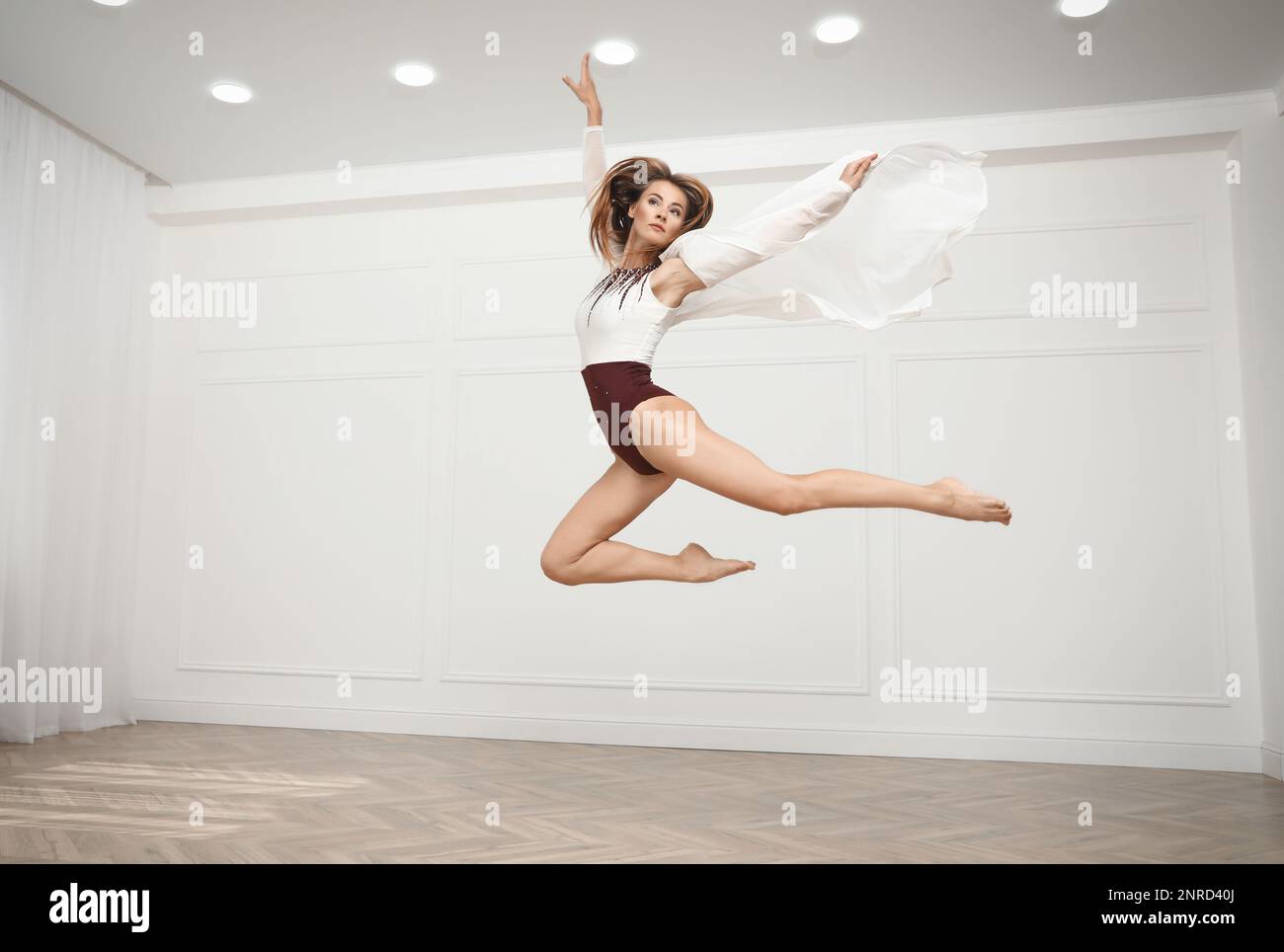 Belle danseuse professionnelle pratiquant des mouvements en studio ...