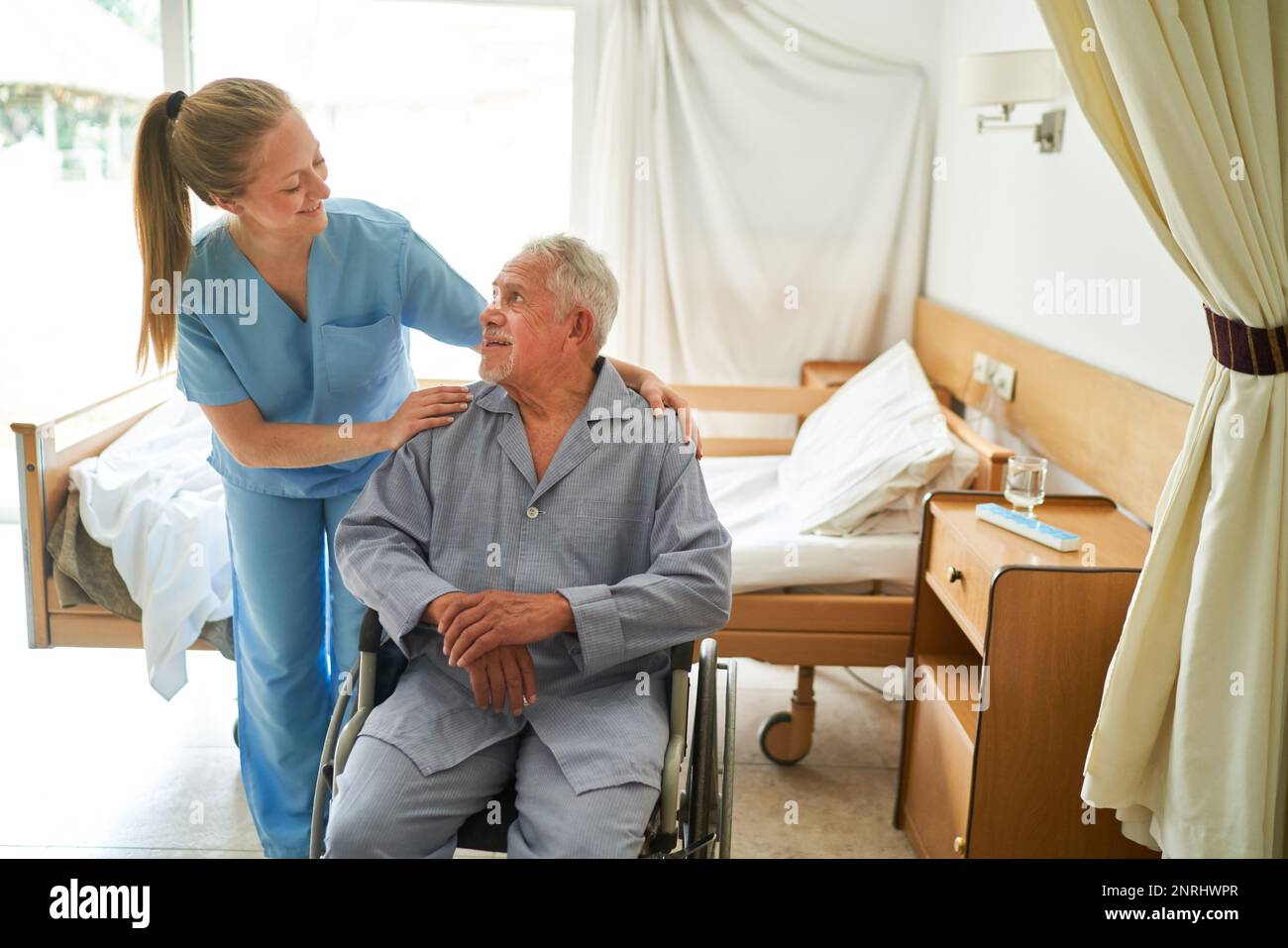 Femme soignant Banque de photographies et d’images à haute résolution ...