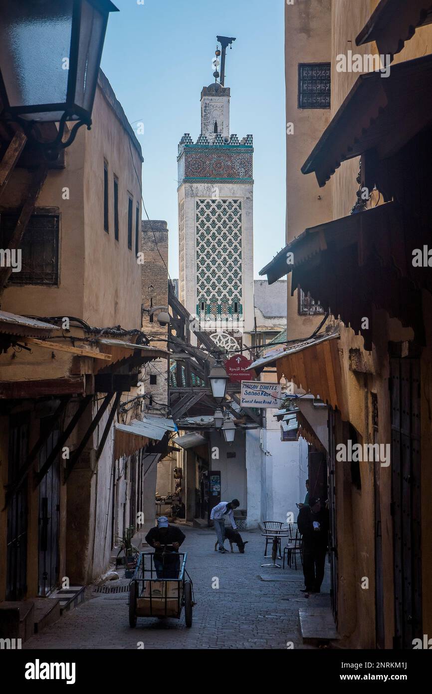 La rue Talaa Kebira, et minaret de la mosquée Chrabliyine. La ville de ...