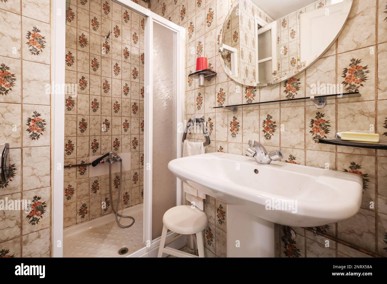 Salle de bains ancienne avec douche avec écran de porte coulissante ...