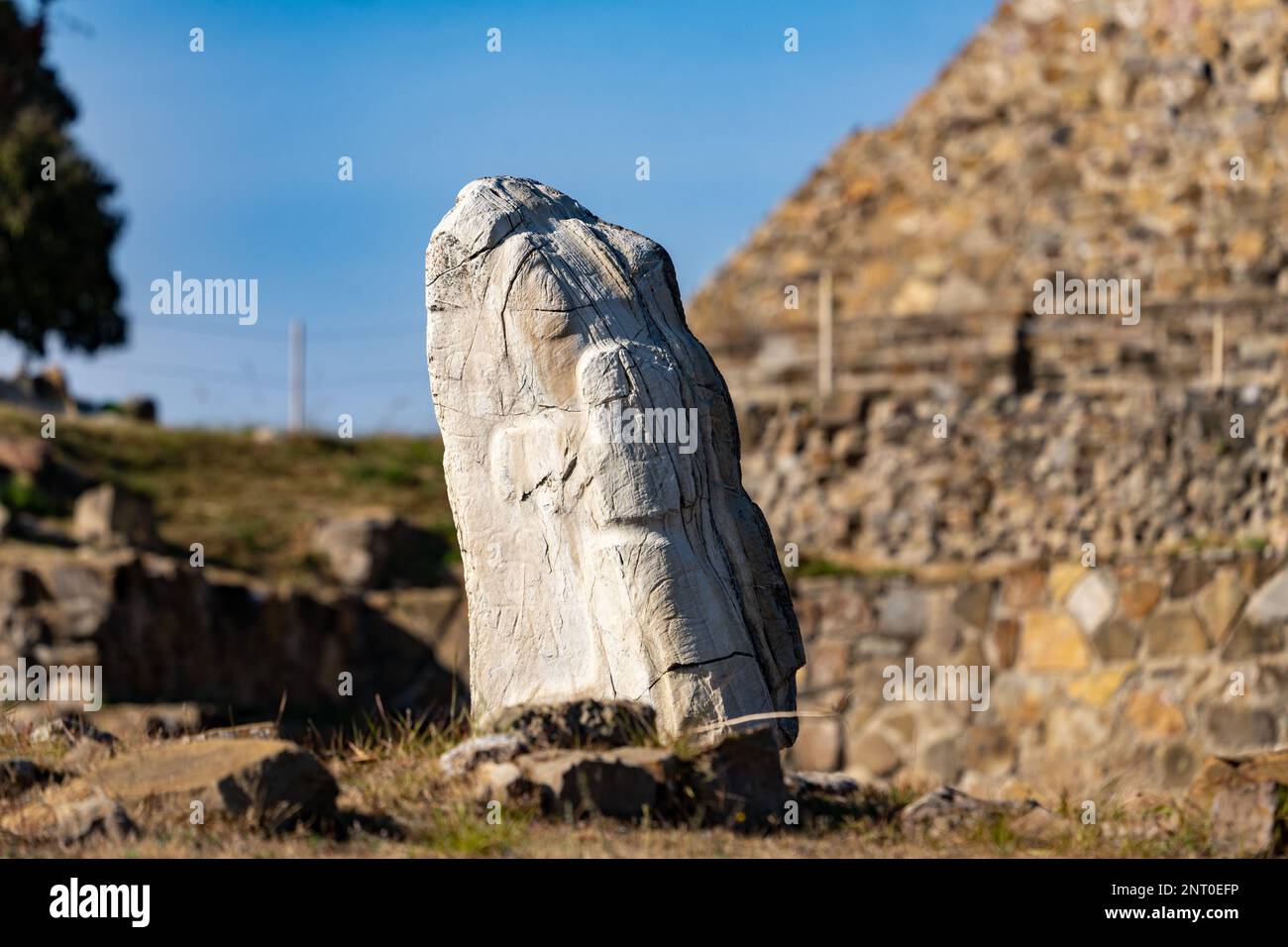 Une stèle de pierre par le terrain de bal rituel dans les ruines ...