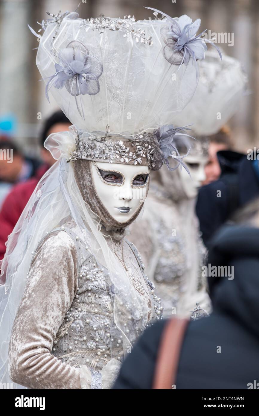 Masquerade mask with pearls Banque de photographies et d’images à haute ...
