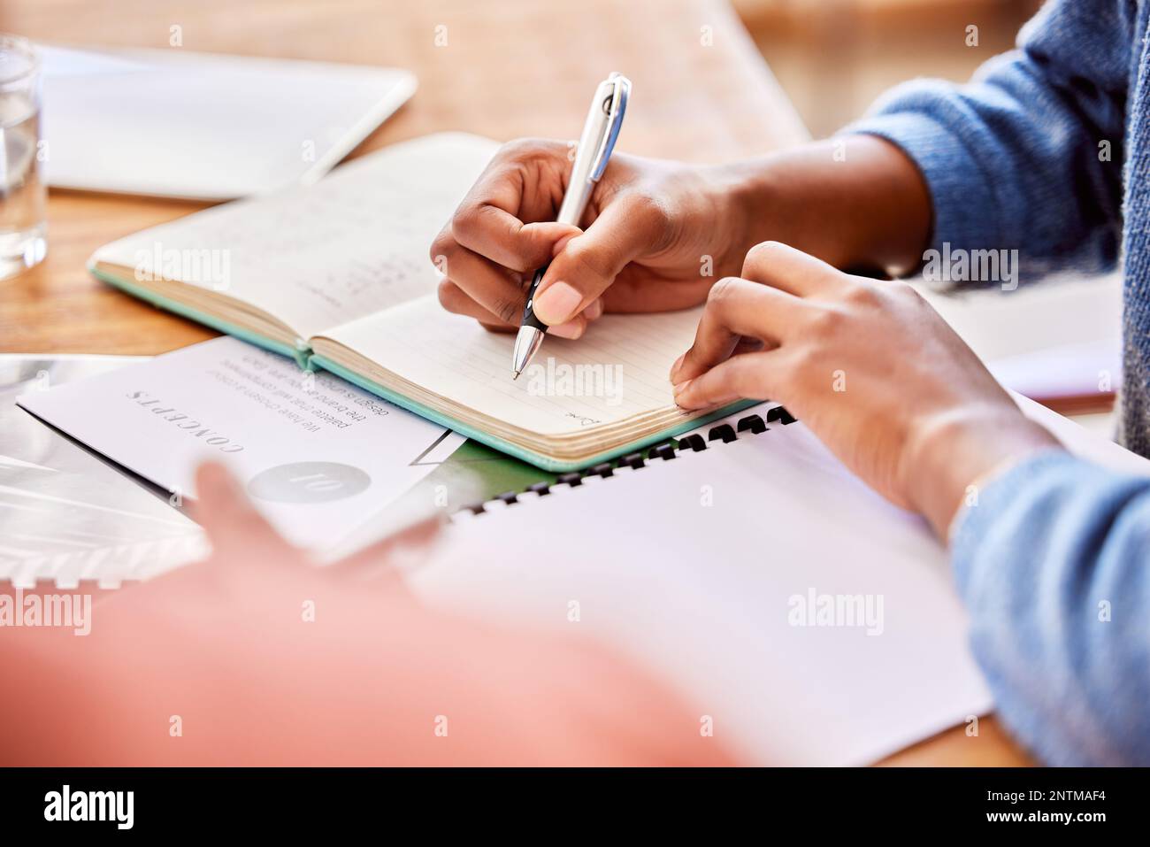 Réunion, discussion et équipe planifiant un projet tout en rédigeant ...