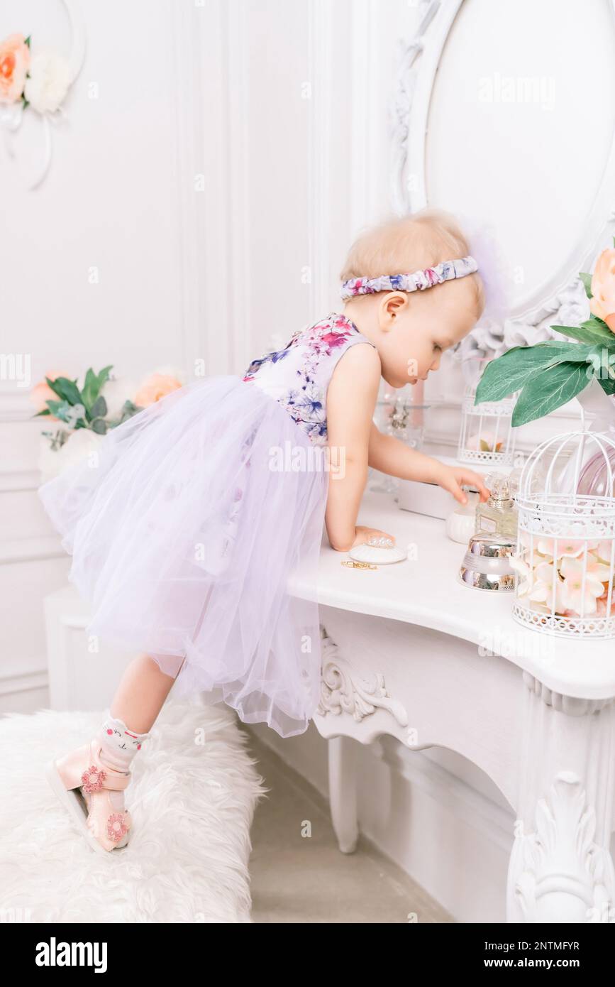 Robe élégante petite fille. Une jeune fille d'un an vêtu d'une robe ... Robe élégante petite fille. Une jeune fille d'un an vêtu d'une robe ...
