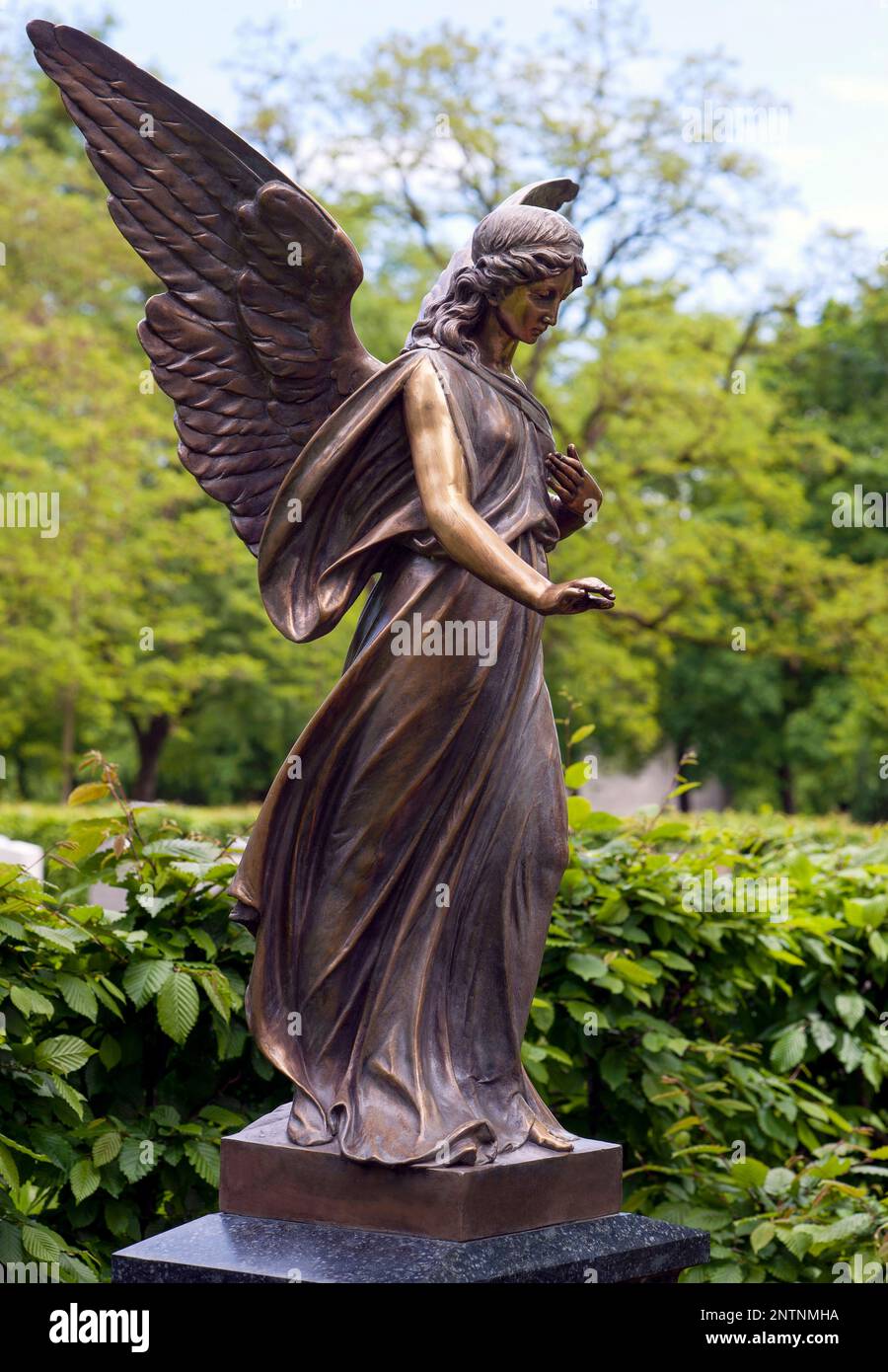 Bronze angel statue Banque de photographies et d’images à haute ...