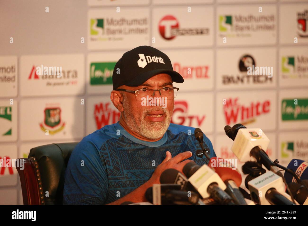 L'entraîneur chef du cricket du Bangladesh Chandika Hathurusingha ...