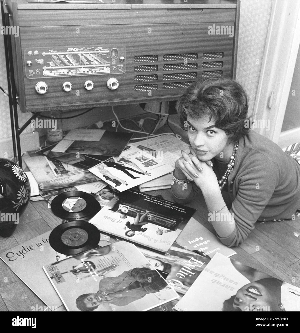 Tourne disque des années 1950 Banque de photographies et d’images à haute résolution - Alamy