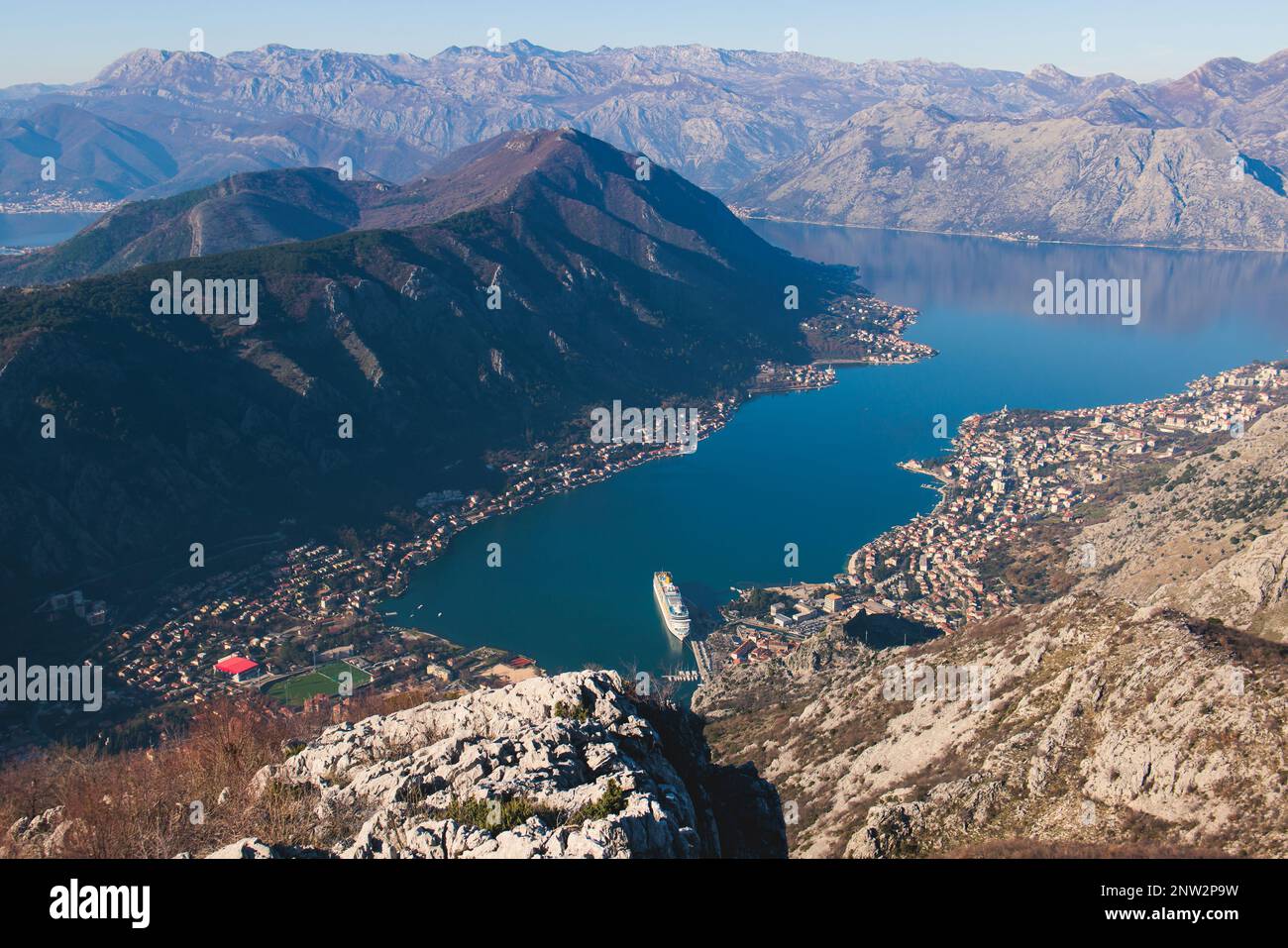La baie de Kotor, belle vue aérienne de Boka Kotorska, avec les municipalités de Kotor, Herceg ...