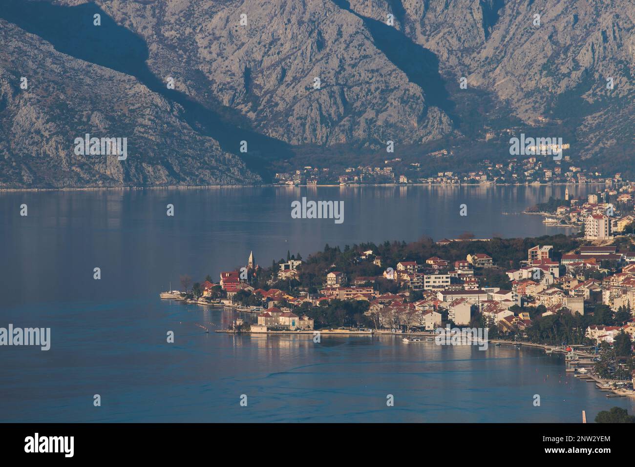 La baie de Kotor, belle vue aérienne de Boka Kotorska, avec les municipalités de Kotor, Herceg ...