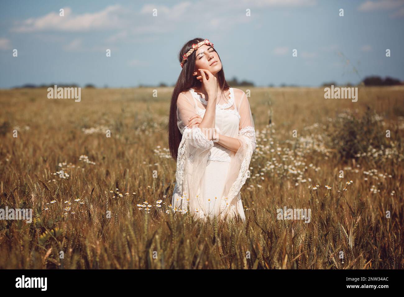 Jeune femme dans un champ de fmeur Banque de photographies et d’images ...