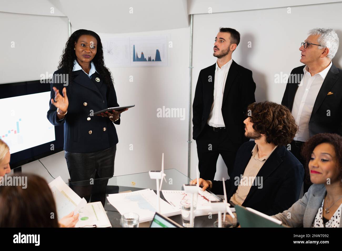 Groupe multiracial d'hommes d'affaires pendant un bureau de réunion ...