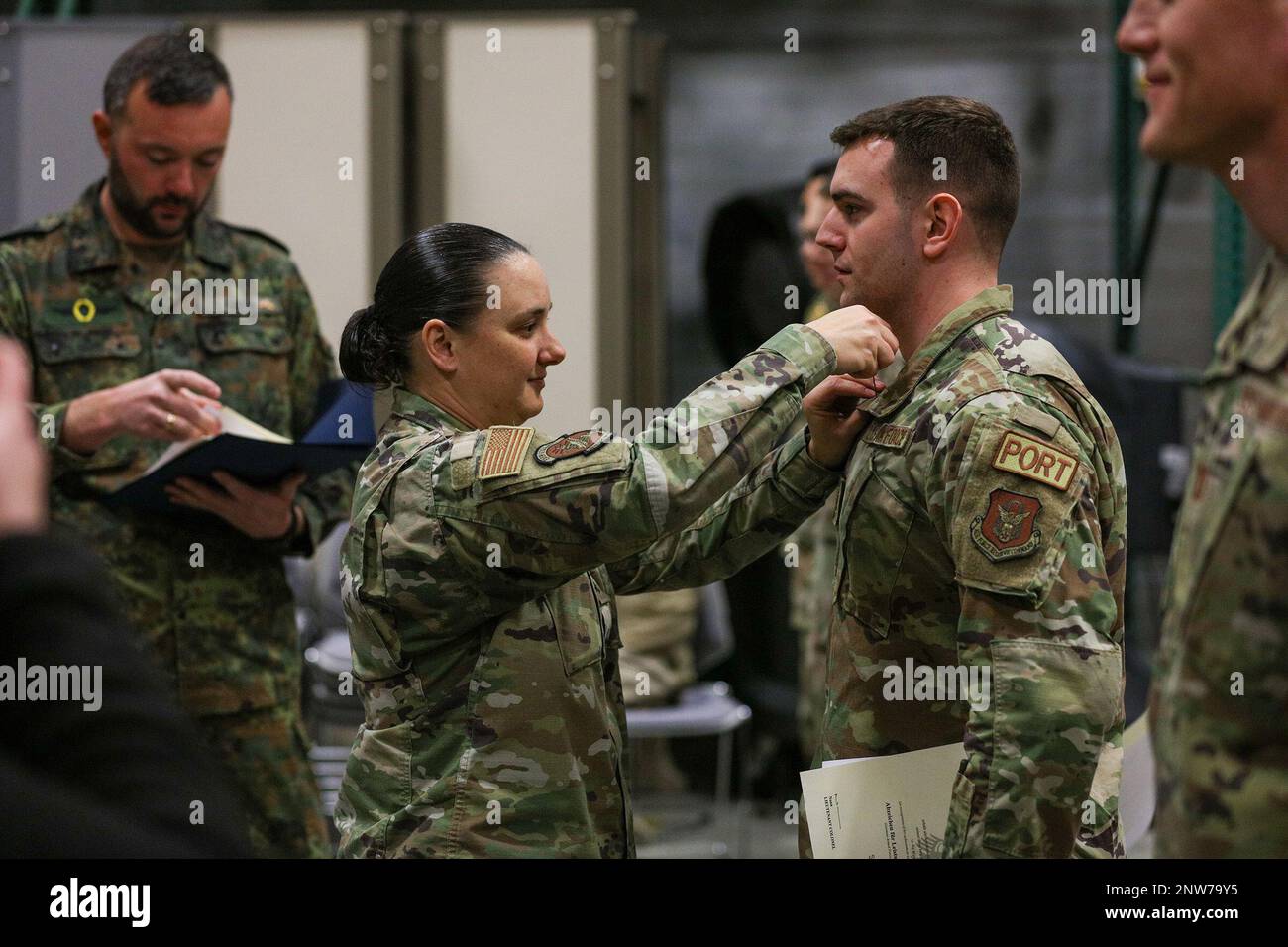 Le lieutenant-colonel Nicole Schatz, commandant de l'escadron 88th des ...