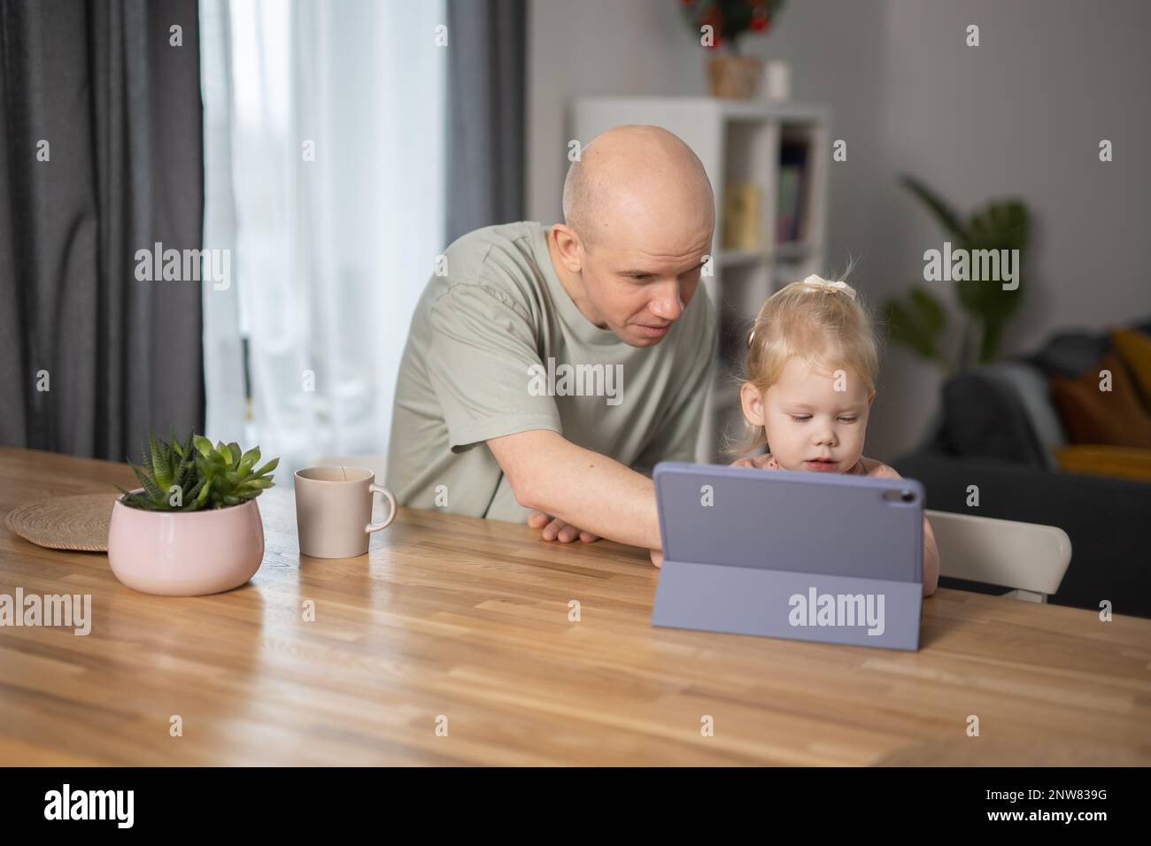 Personnes équipées d'un système d'implant cochléaire. Enfant étudie ...
