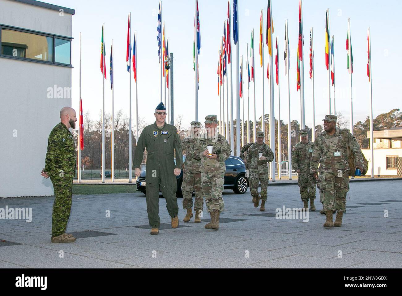 Le général de division Stephen J. Maranian, commandant 56th du ...