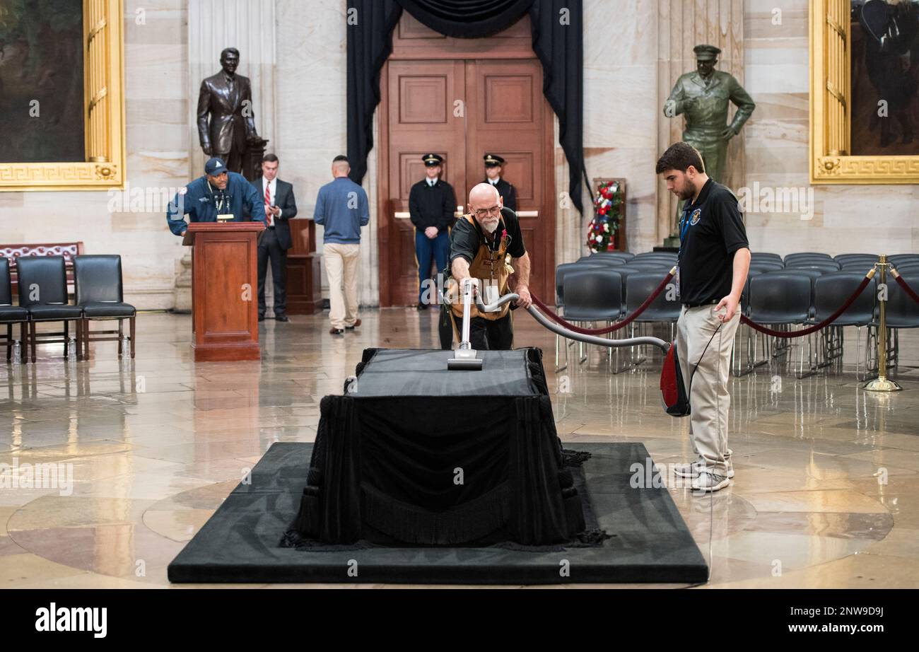 UNITED STATES - DECEMBER 3: Mike Dean, chief upholsterer of the House ...