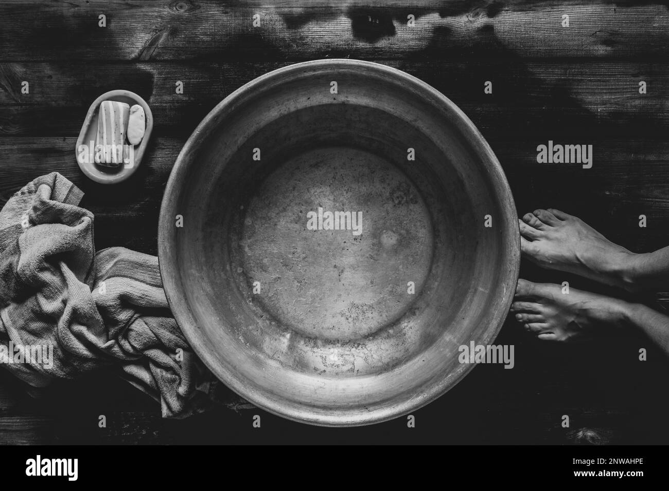 elle lave ses pieds dans un bassin d'eau sur le plancher en bois à la ...