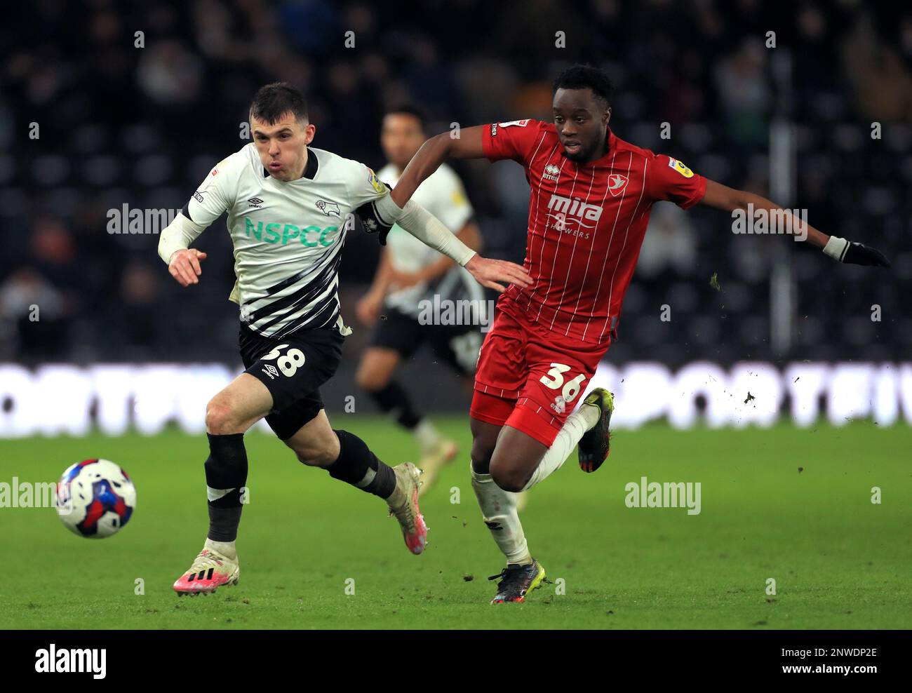 Jason Knight du comté de Derby (à gauche) et James Olayinka de ...