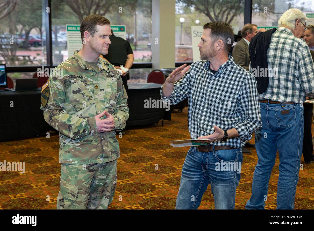 LAKE JACKSON, Texas (2 février 2023) le Maj. Ian O’Sullivan, commandant ...