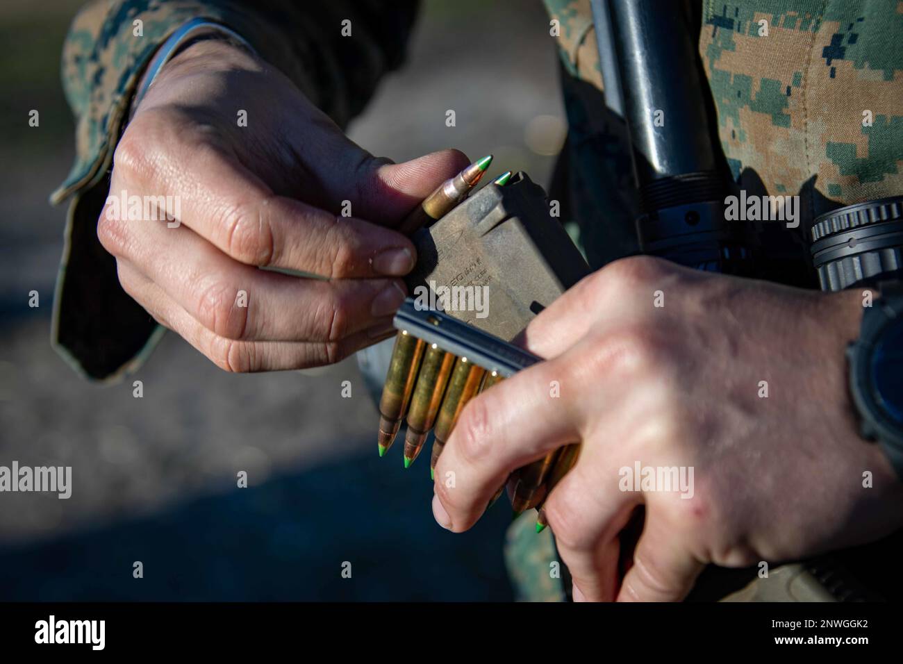 A ÉTATS-UNIS Marine avec l'École d'instructeur de combat, charge son magazine pendant le ...