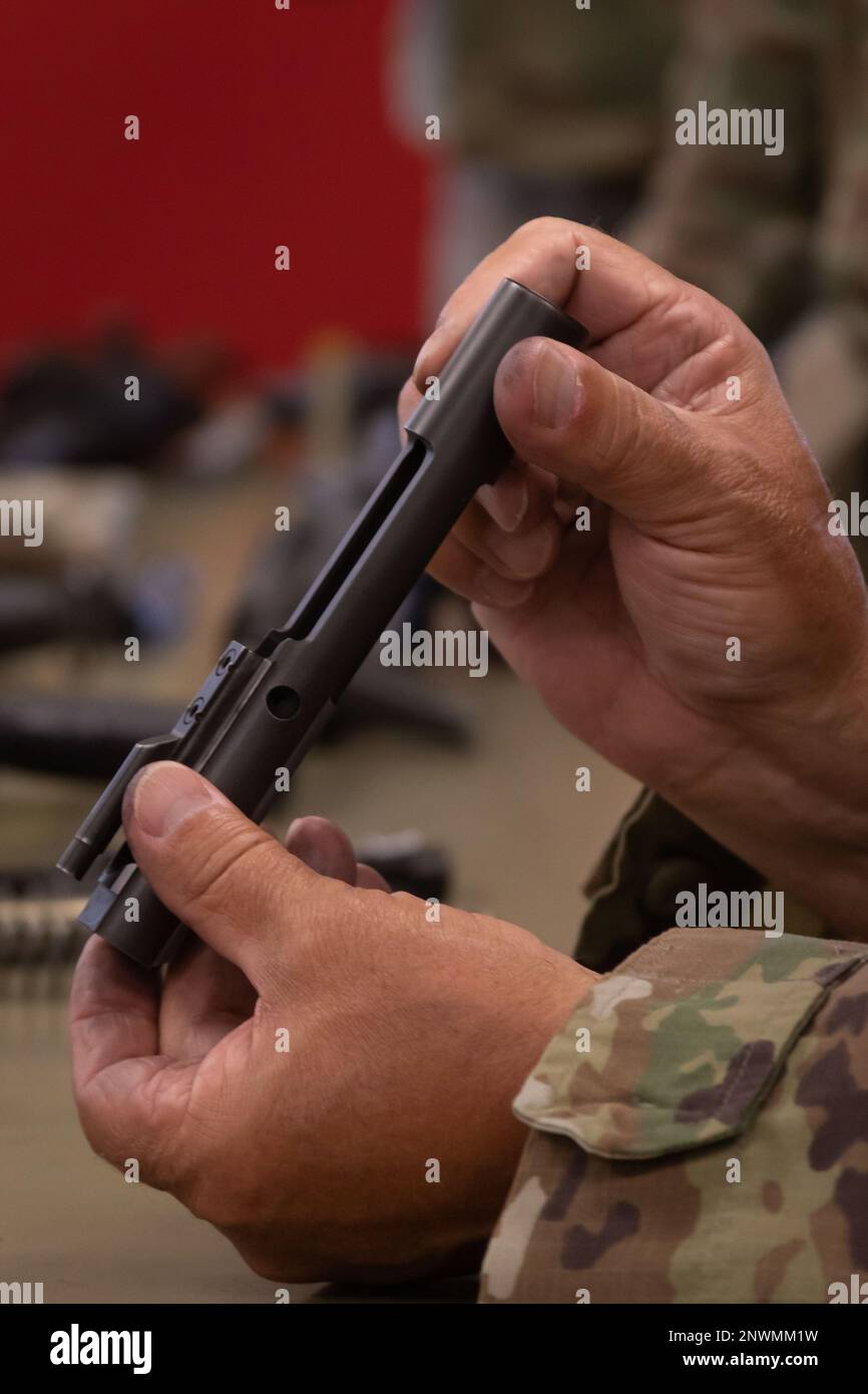 ÉTATS-UNIS Le colonel Scott Blum de la Force aérienne inspecte le ...