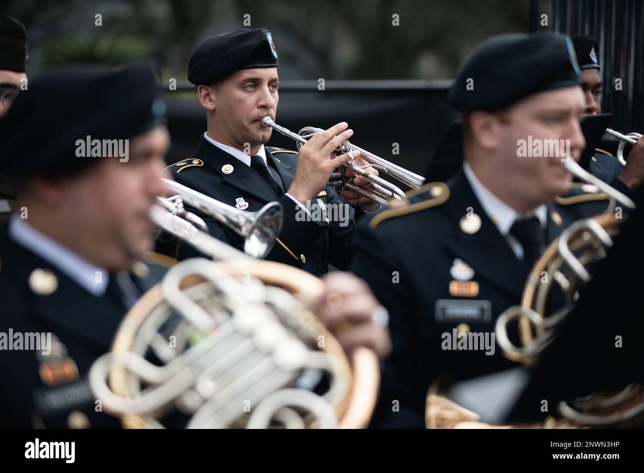 Randy Rosario, un musicien de l'Armée de terre de la 13th Army Band, se ...