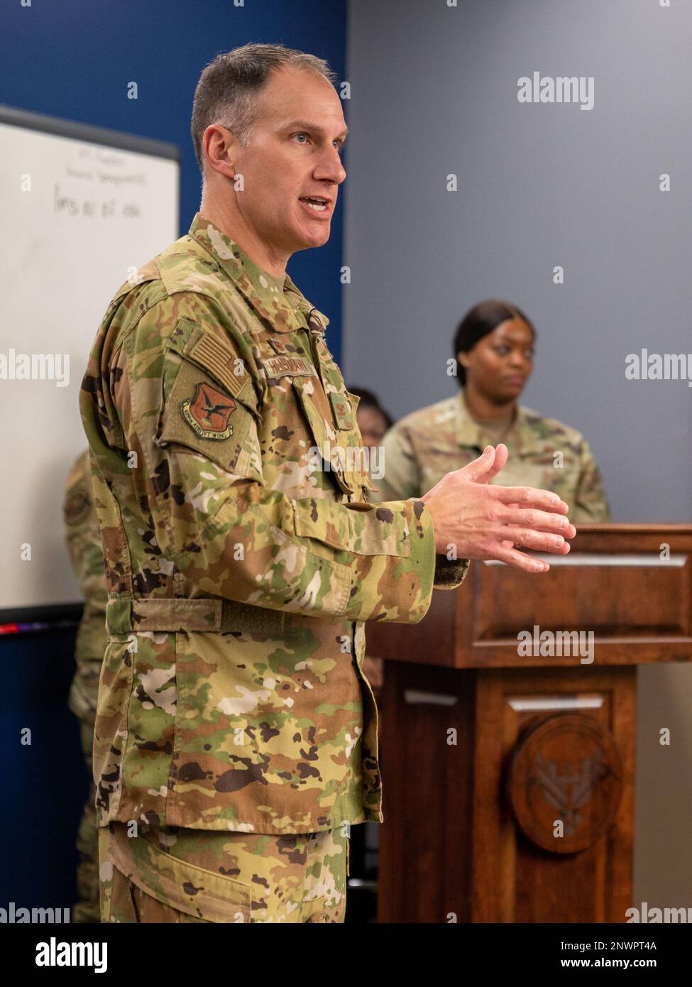 Le colonel Matt Husemann, commandant de l'escadre du transport aérien ...