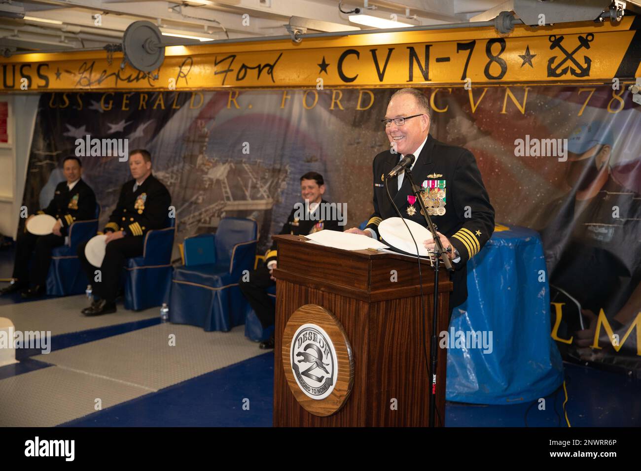 Le capitaine Stefan Walch, commodore de l'escadron 2 de Destroyer ...