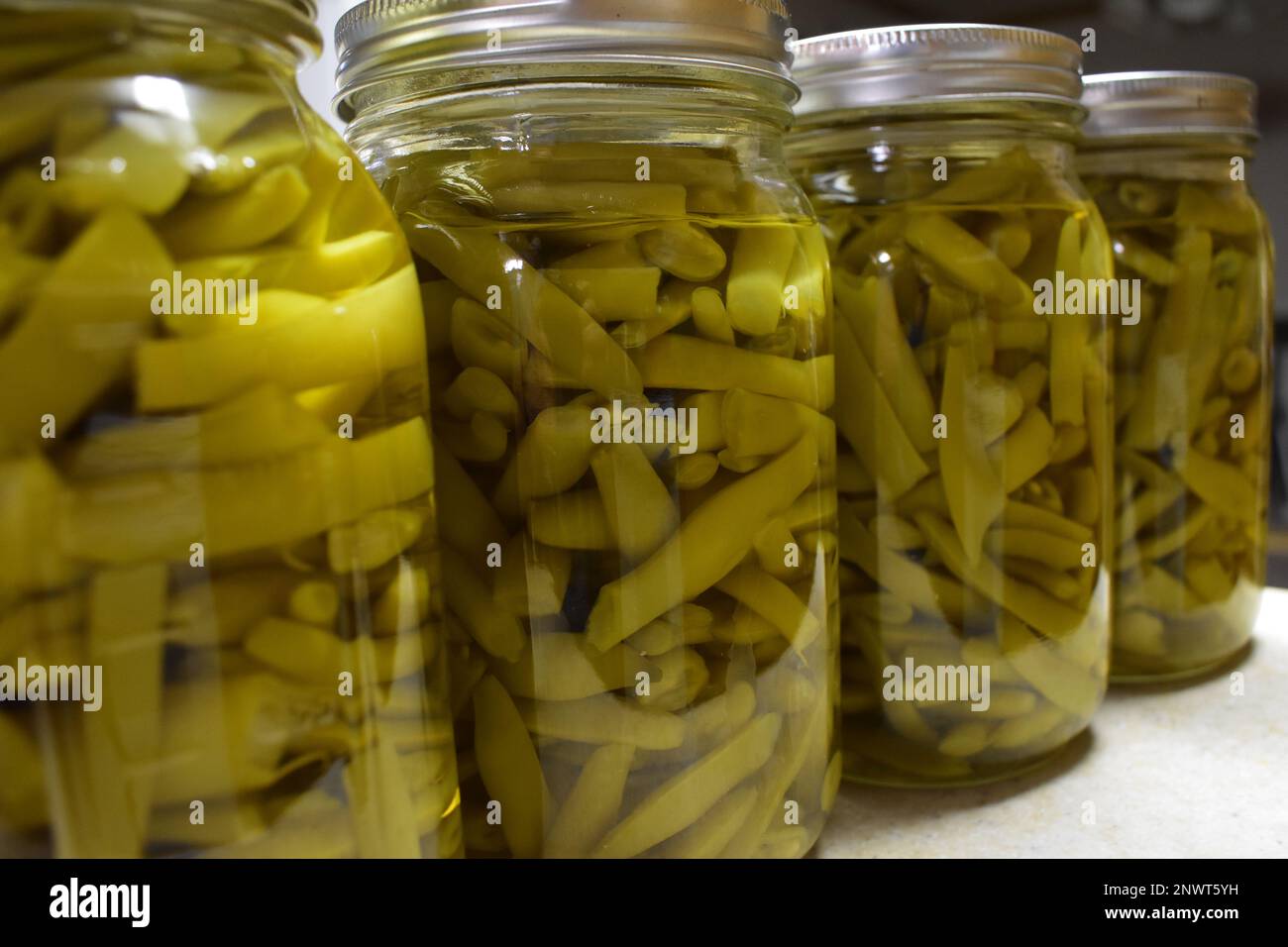 Pots de haricots verts en conserve à la maison assis sur un comptoir de ...