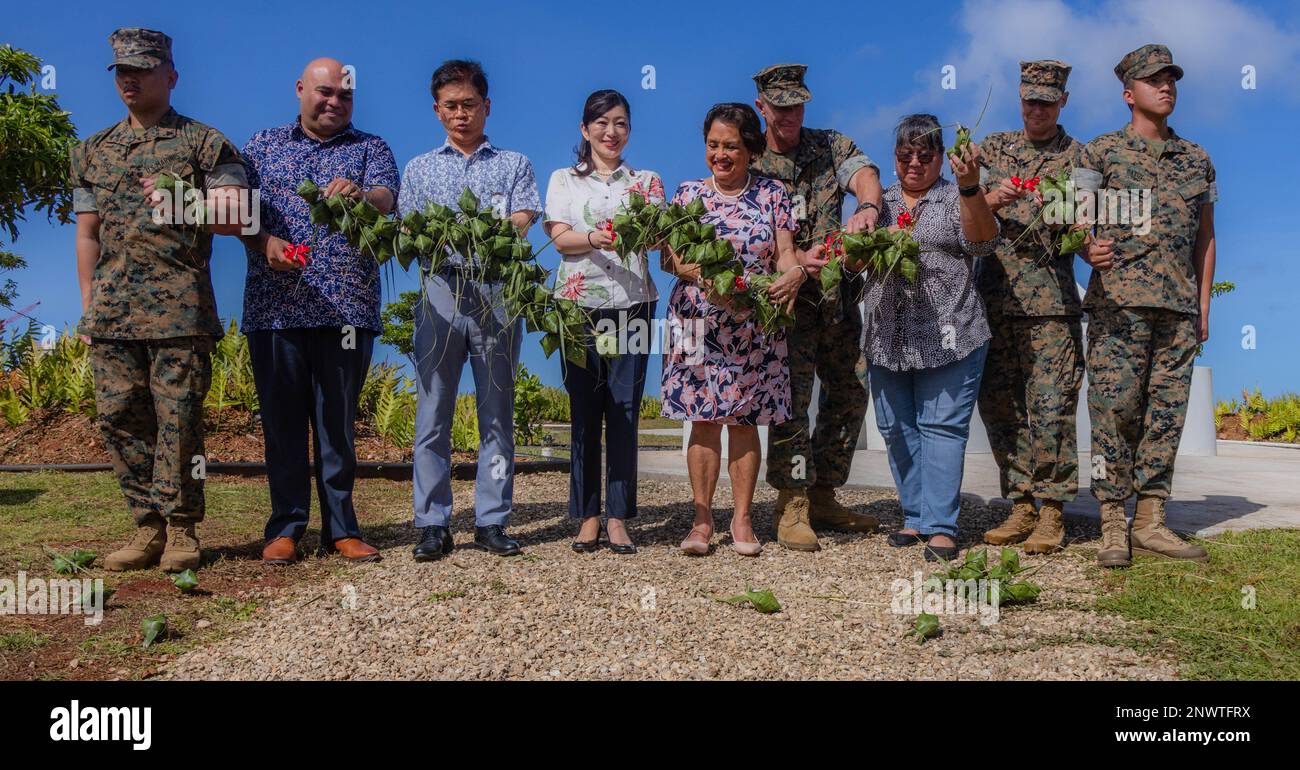 De gauche à droite, Josh Tenorio, lieutenant-gouverneur de Guam, Jiro ...