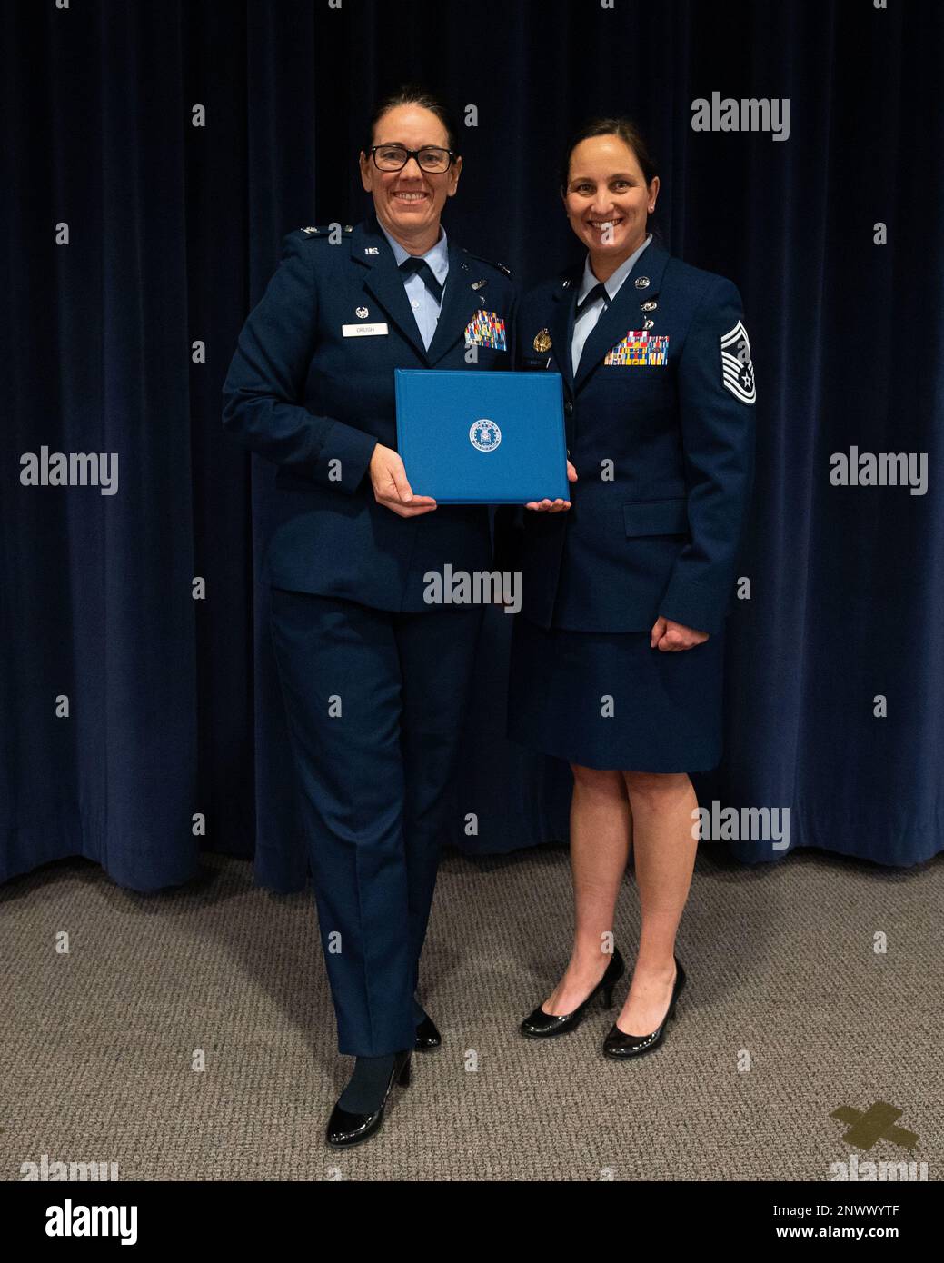 Le colonel Catherine Groush, commandant du groupe de maintenance 152nd ...
