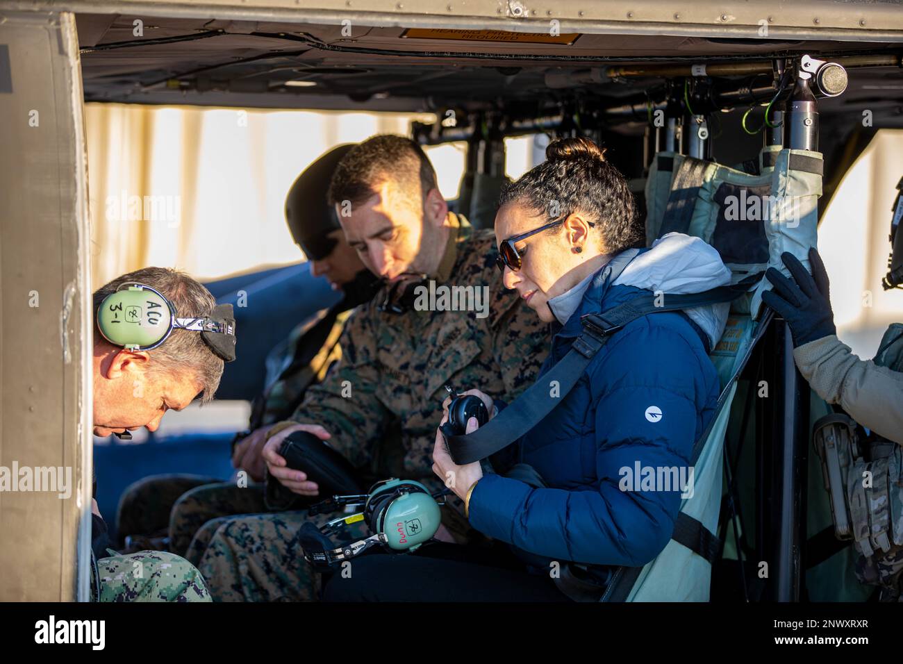 Jehan Balba, Coordinateur DART pour l'USAID, prépare un vol d'étude de ...