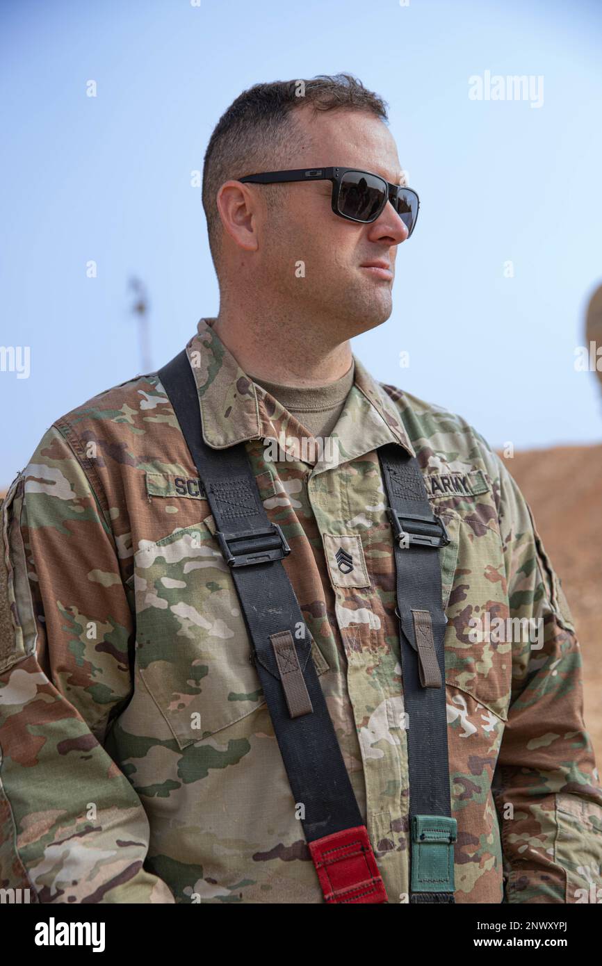 Le sergent d'état-major Nicholas Schott, affecté au 2nd Bataillon, 130 ...