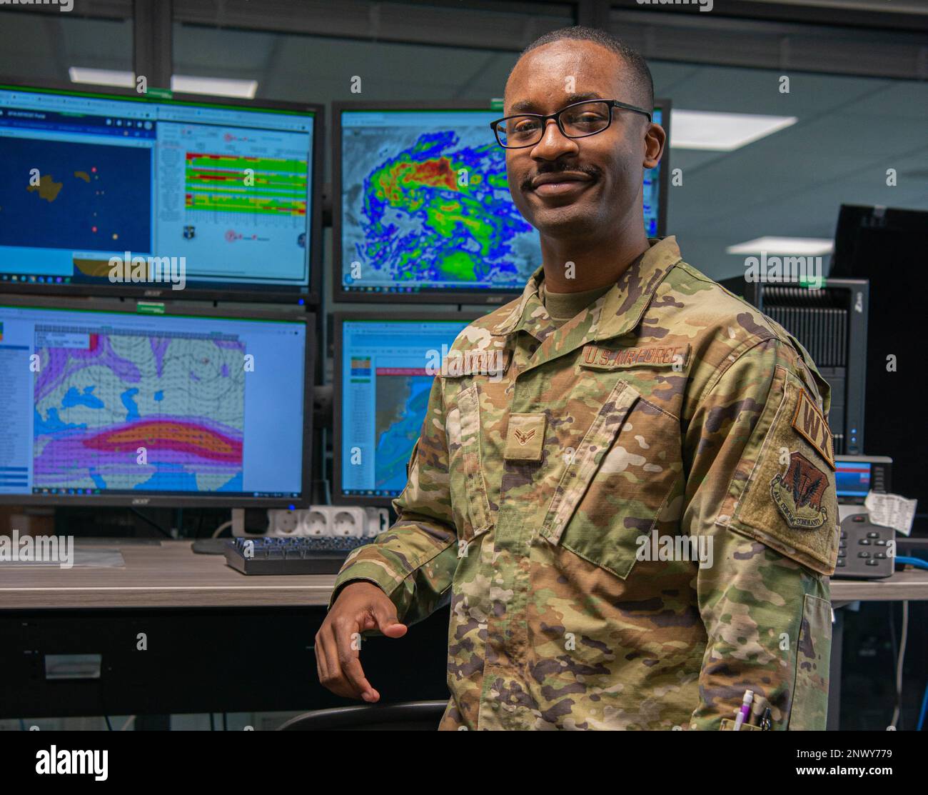 ÉTATS-UNIS Air Force Airman classe 1st Avery Thompson, 21st Operational Weather Squadron, est ...