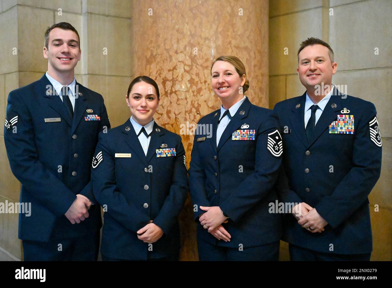 L'ancien Airman Corey Weber, le sergent d'état-major Alica Bushhousen ...