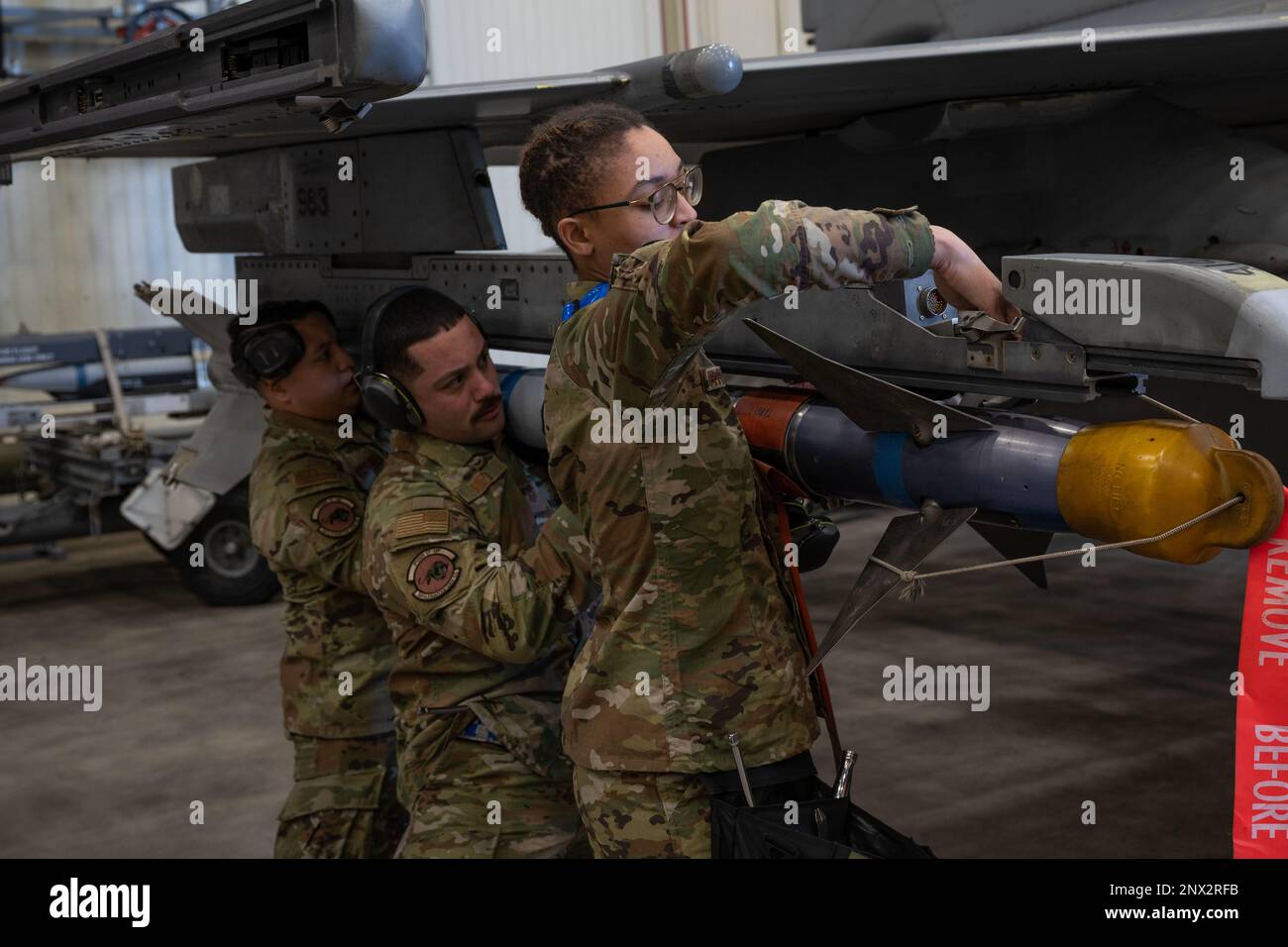 Ancien Airman Ivan Caraballo (à gauche), membre de l'équipage de ...