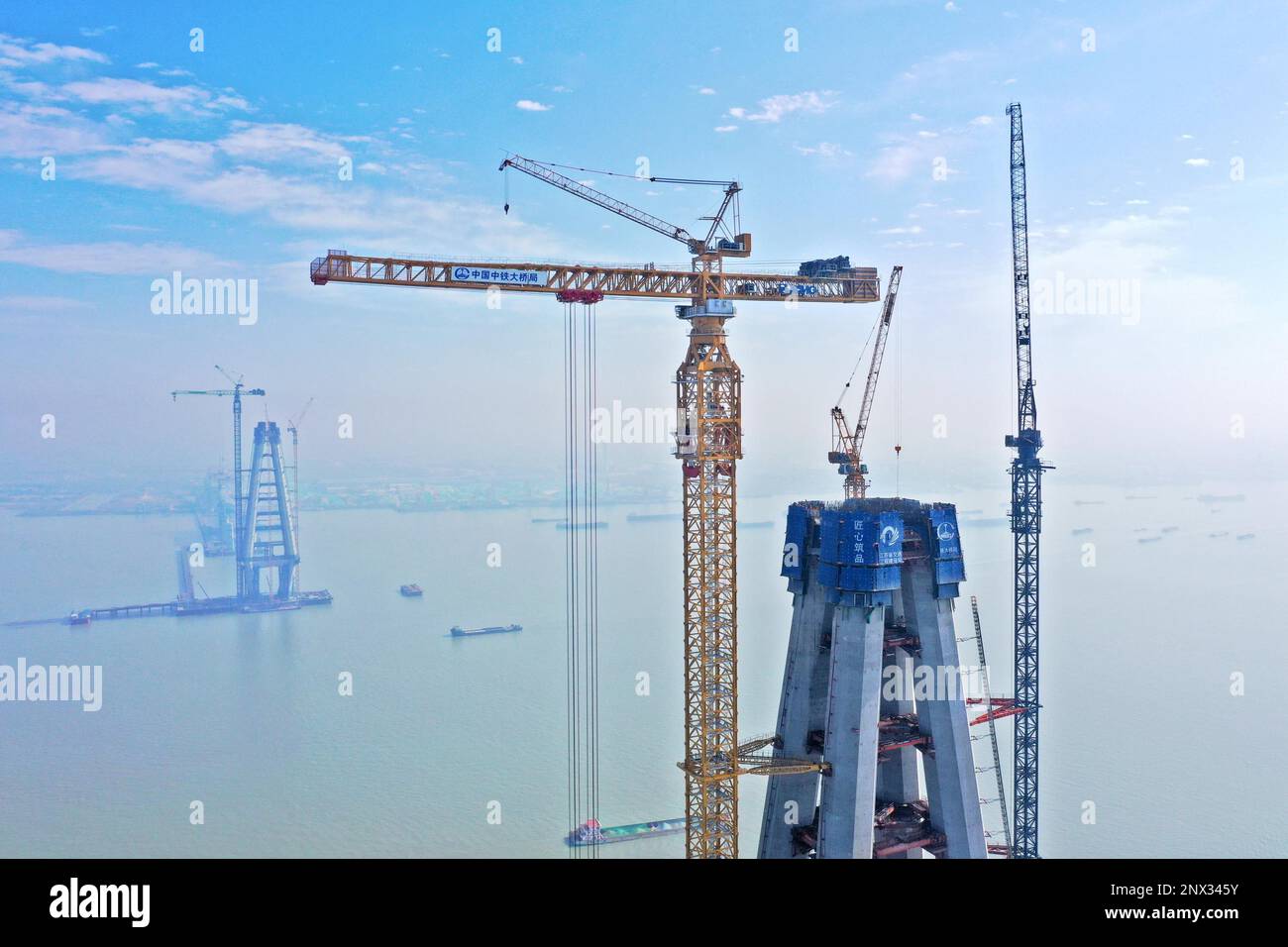 La plus grande grue à tour du monde a été mise en construction du pont ...