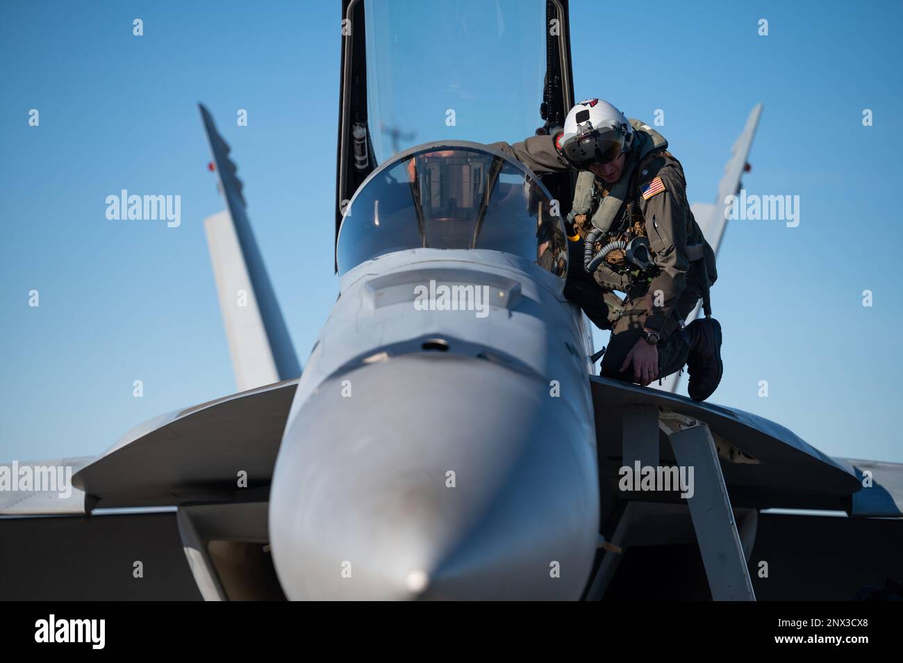 A ÉTATS-UNIS Le pilote de la Marine monte dans le poste de pilotage d ...