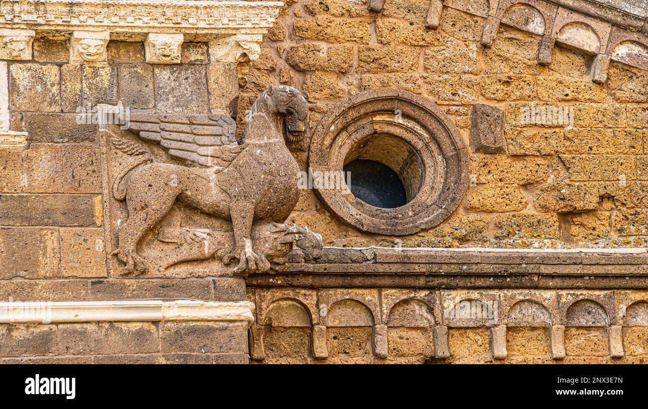 Détails décoratifs représentant un griffon ailé sur la façade de la ...