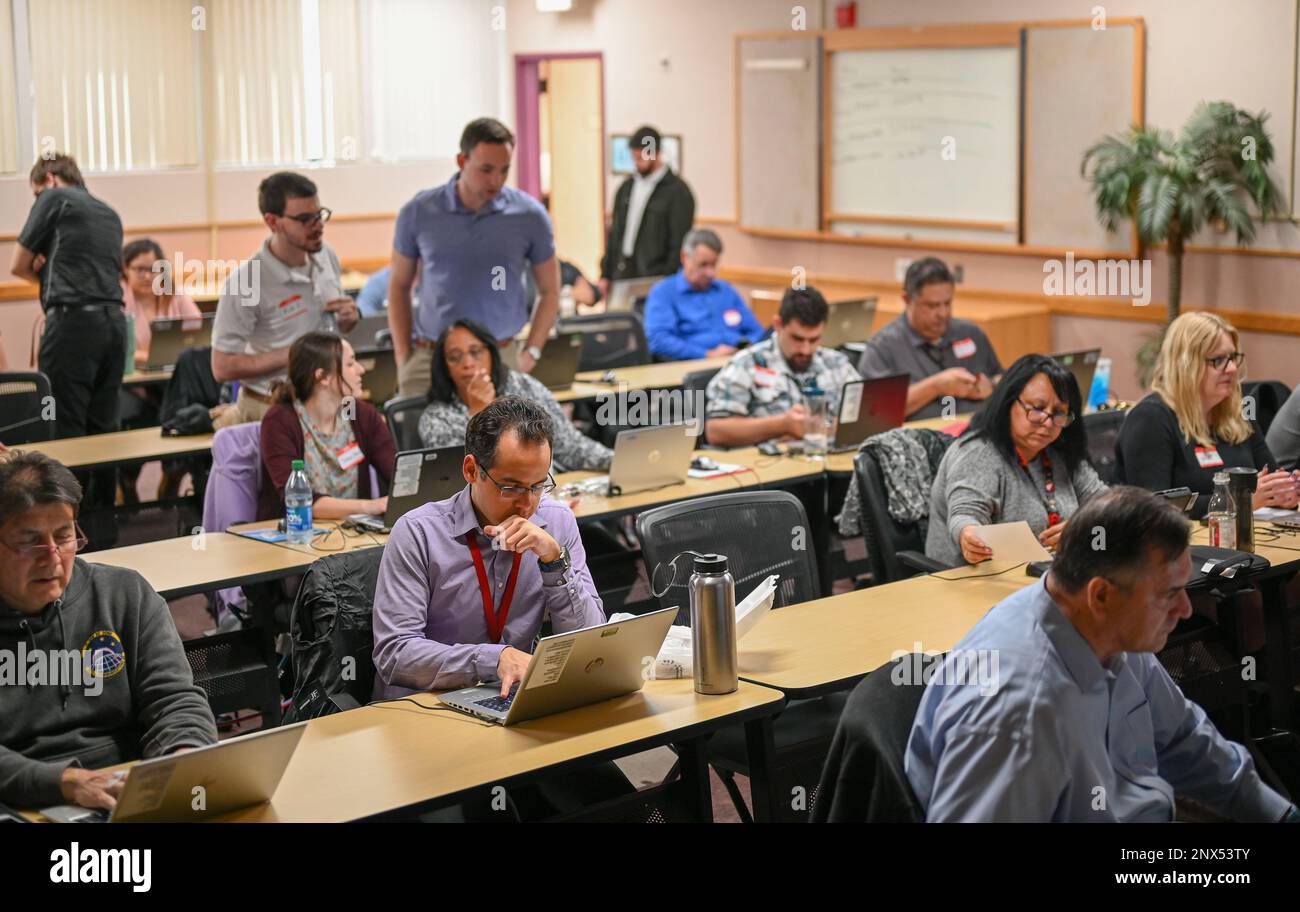 Les participants au salon de l'automatisation des processus robotisés ...
