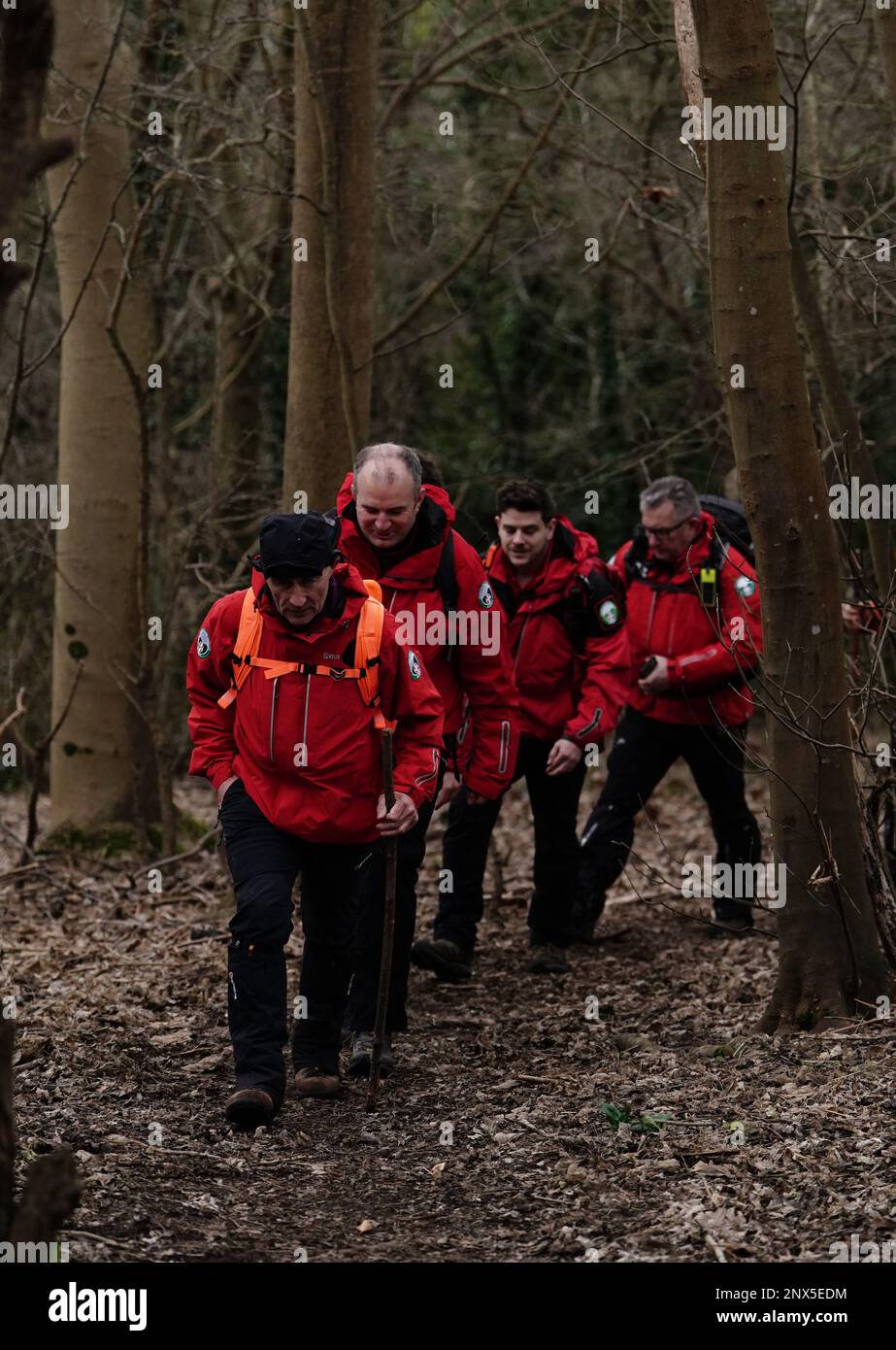 Des officiers de London Search and Rescue (LONSAR) dans les bois de la ...