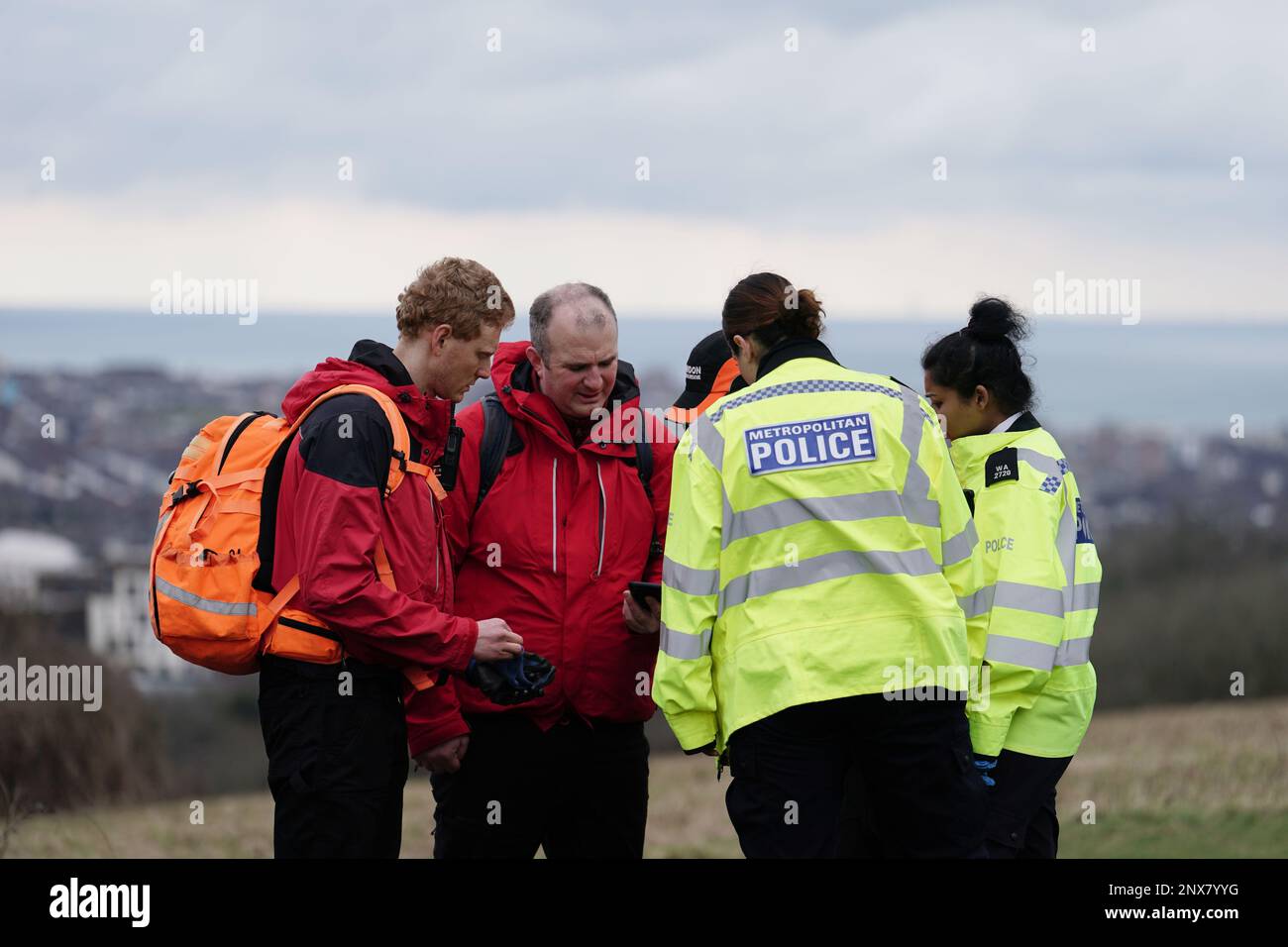 Des policiers et des policiers de London Search and Rescue (LONSAR) à ...