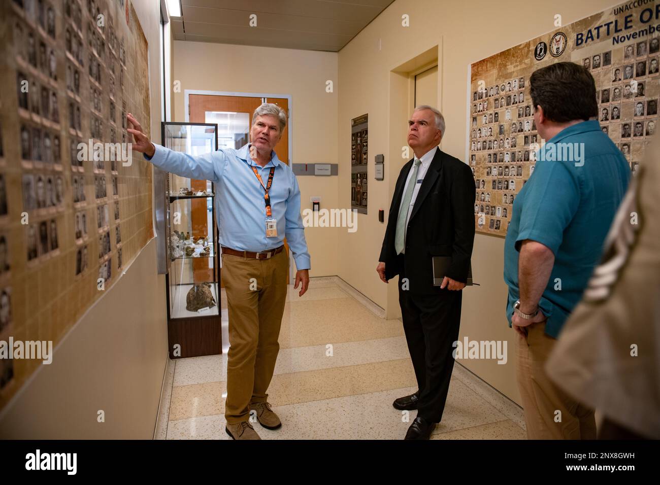 Le Dr John Byrd, directeur du laboratoire de la Defense POW/MIA ...