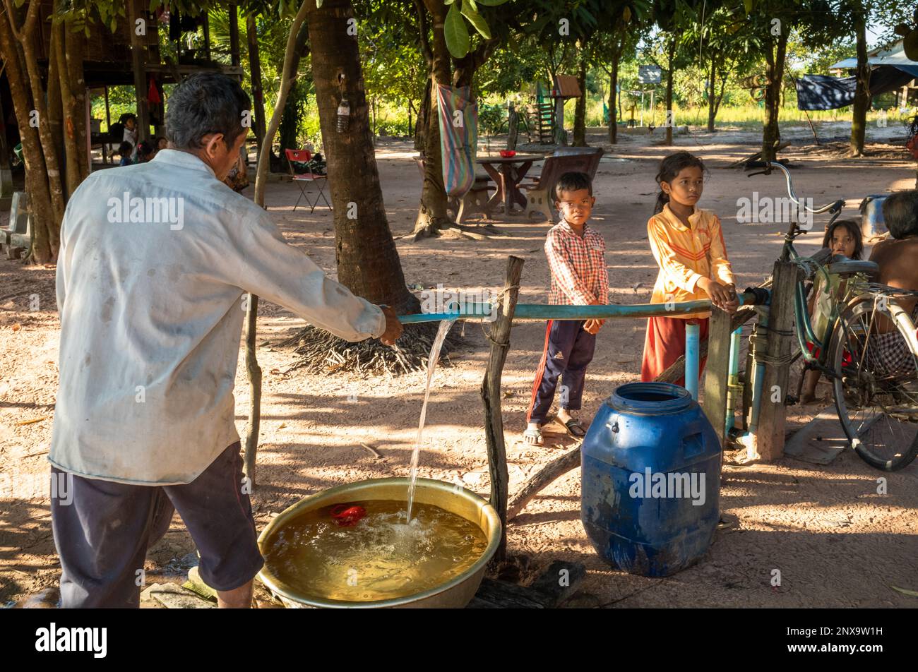 Un homme puise de l'eau dans un puits Banque de photographies et d ...