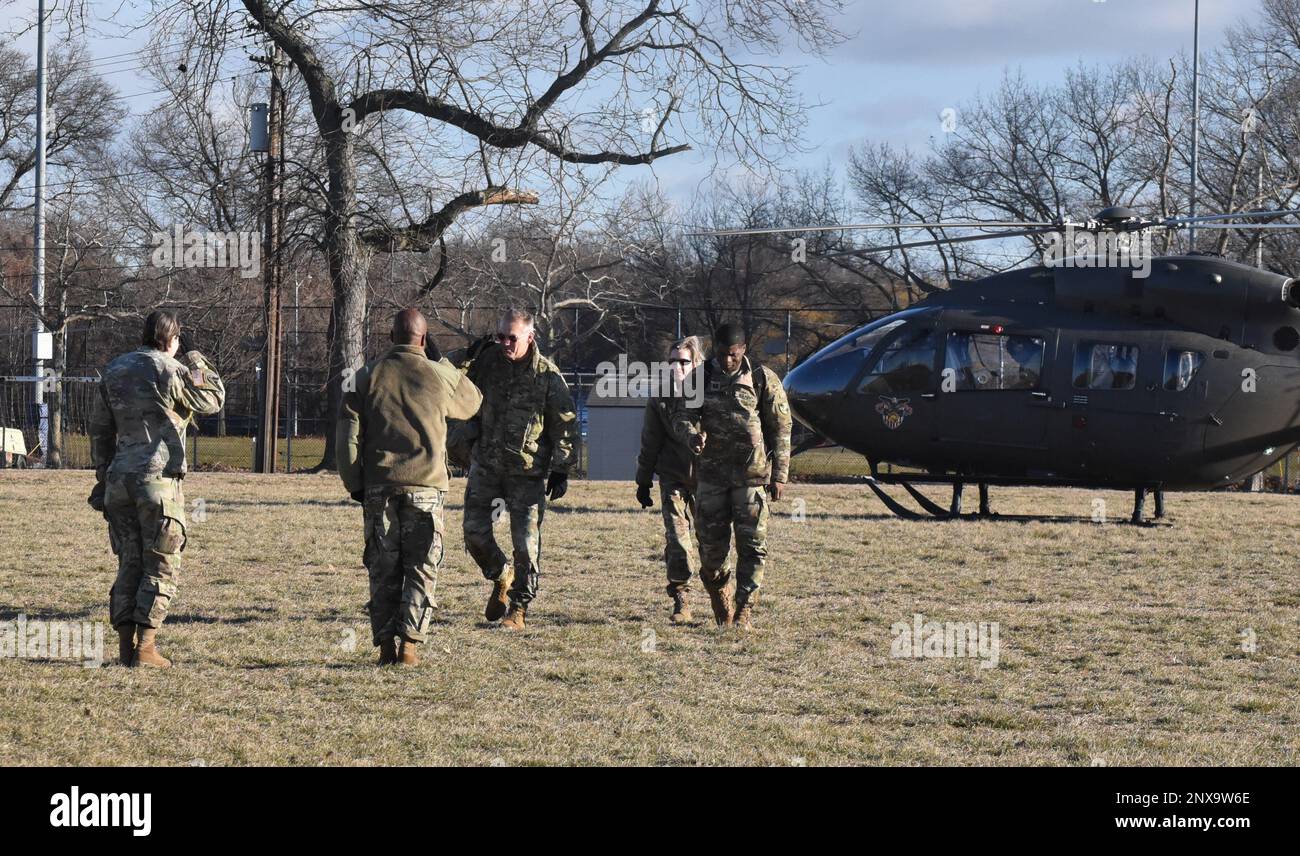 COL Brian Jacobs Commandant de l'USAG fort Hamilton et CSM Eva Commons ...