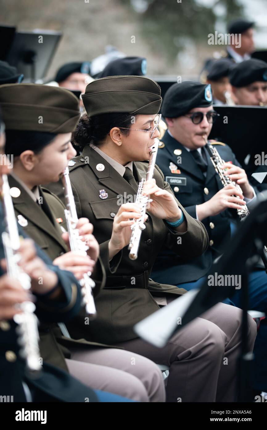 Jennifer Perez, une musicienne de l'Armée de terre de la 13th Army Band ...