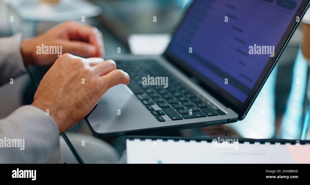 Gros plan saisie manuelle, ordinateur portable et homme d'affaires avec ...