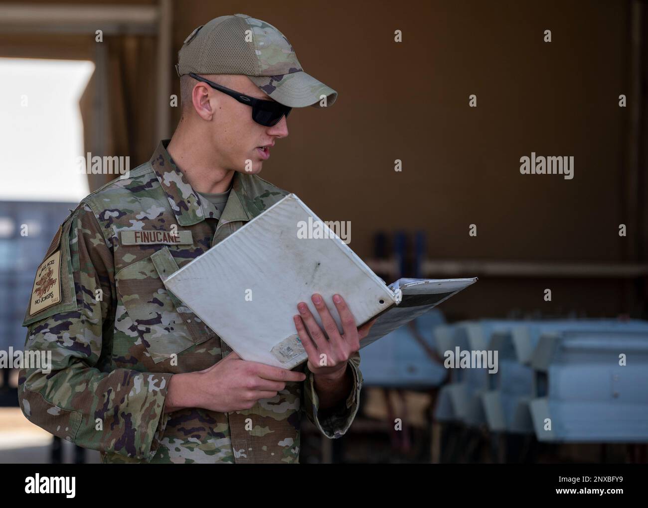 ÉTATS-UNIS Première classe Airman de la Force aérienne Daniel Finucane ...