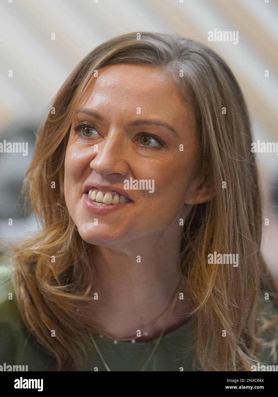 TD Holly Cairns arrive à prononcer un discours au Tara Building de ...