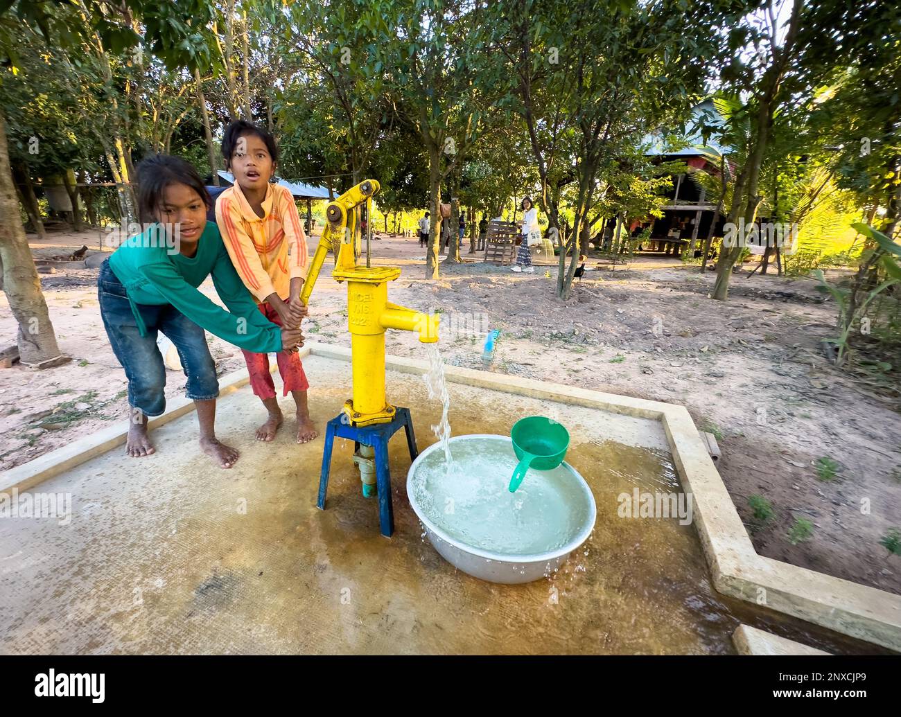 Deux jeunes filles dans un village de la province rurale de Siem Reap ...