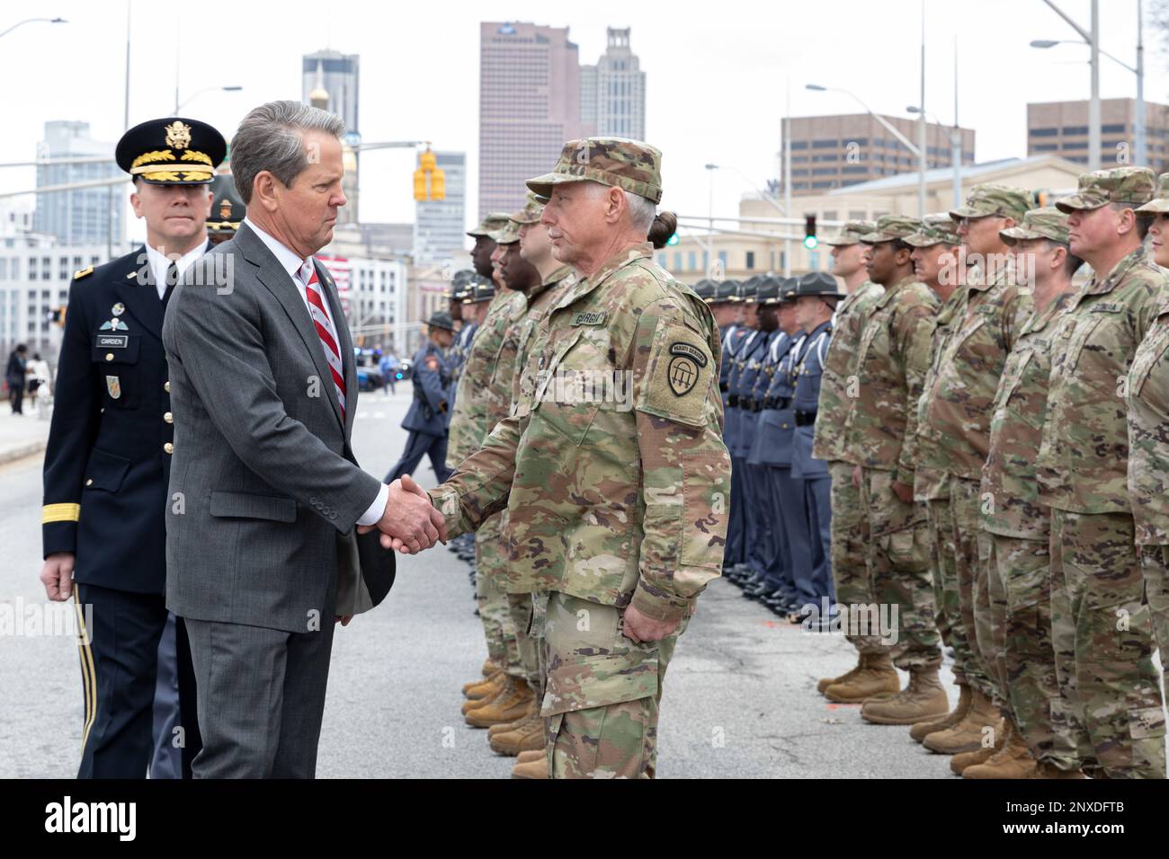 Le gouverneur Brian Kemp et les États-Unis Le général de division Tom ...